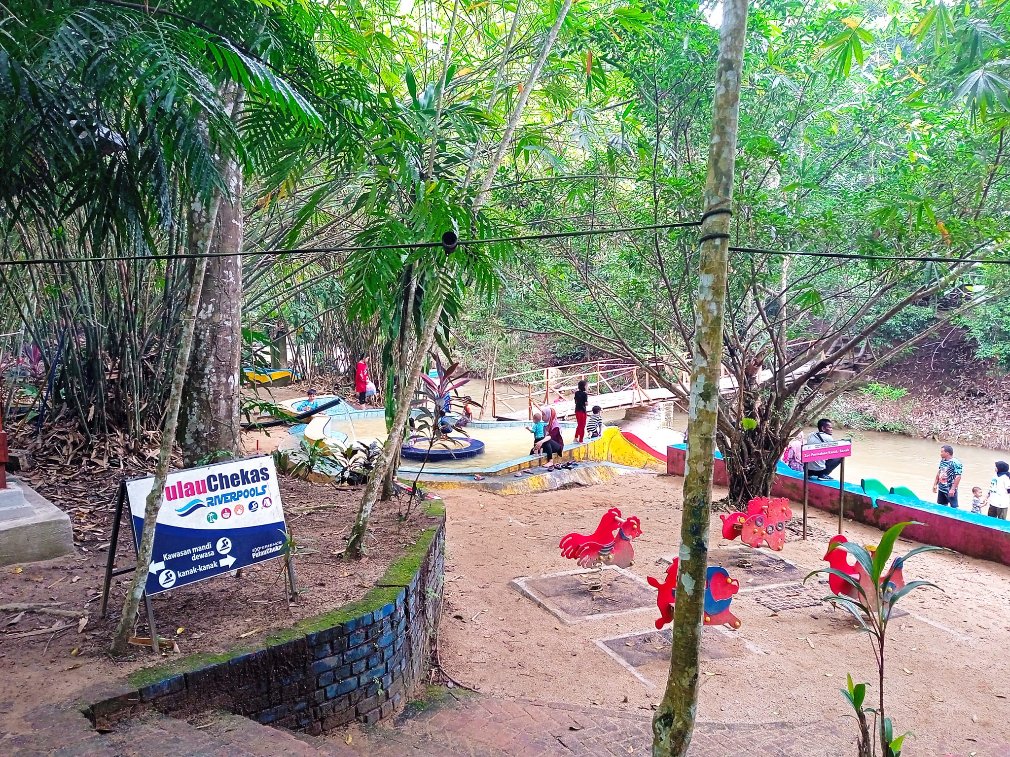 Chalet Tepi Sungai Di Raub, Pahang - Kompac Chalet Homestay - Cuti Viral